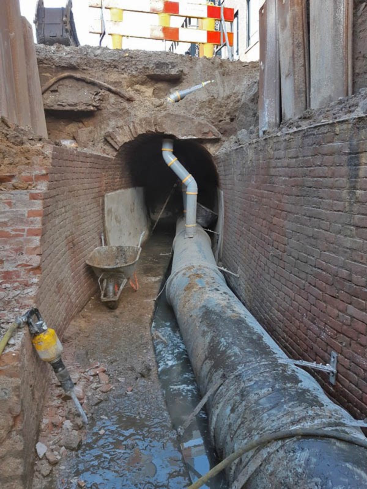 Verdere werkzaamheden aan 19de eeuws riool in de Karnemelkstraat ...